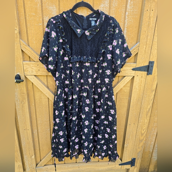 Hot Topic | Dresses | Hot Topic Black Floral Midi Dress | Poshmark
